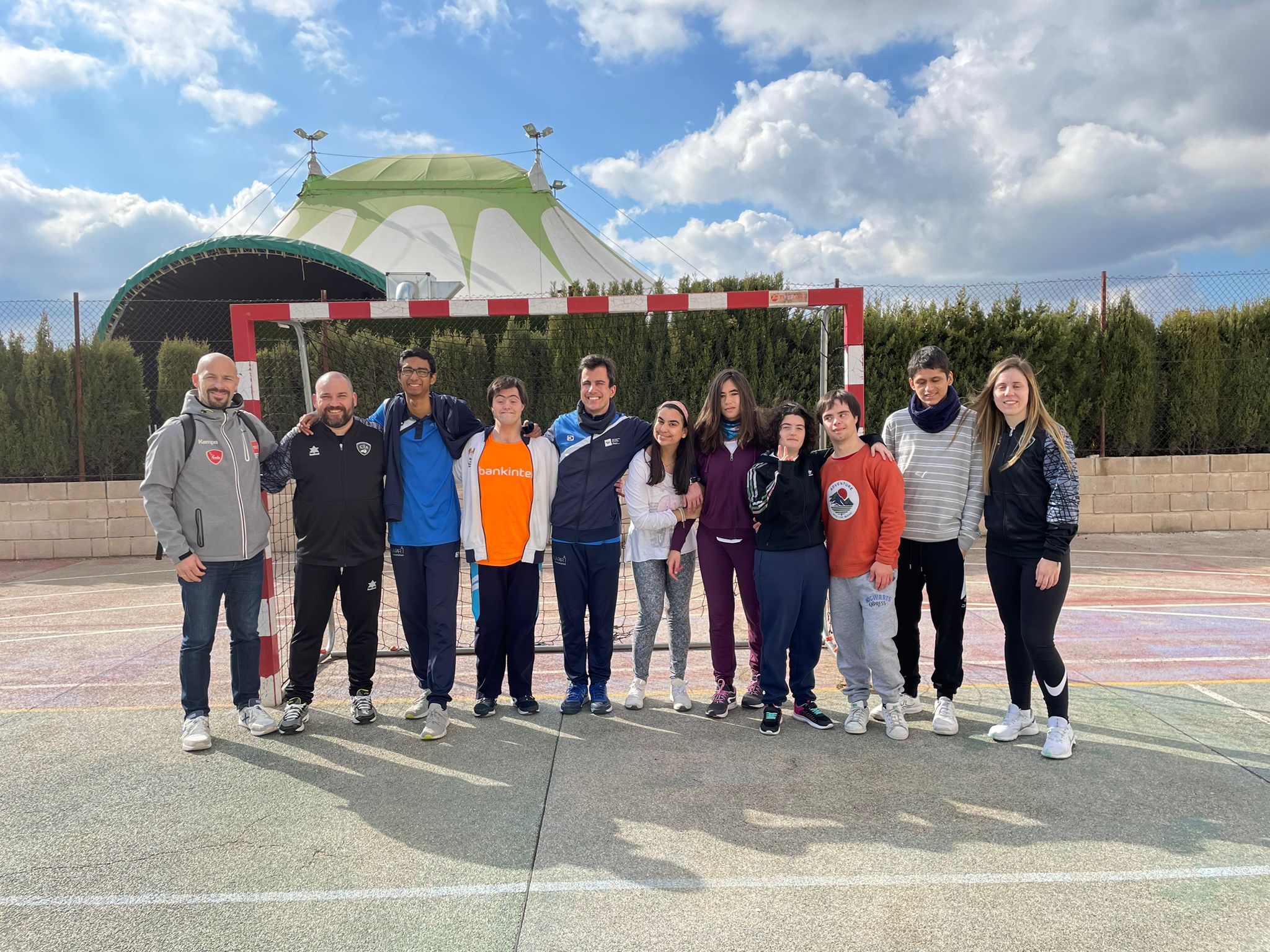 La FMBM y la Fundación A LA PAR ponen en marcha su escuela de balonmano ...